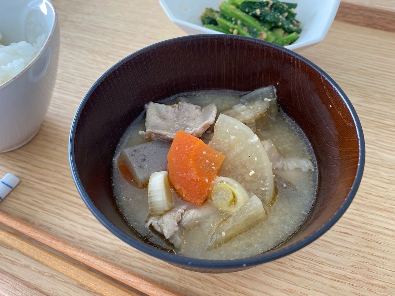 【日本煮婦】冬定番「豚汁」（豬肉味噌湯）怎麼做？ | wu-channel 東京私手帖