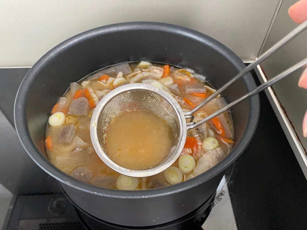 【日本煮婦】冬定番「豚汁」（豬肉味噌湯）怎麼做？ | wu-channel 東京私手帖