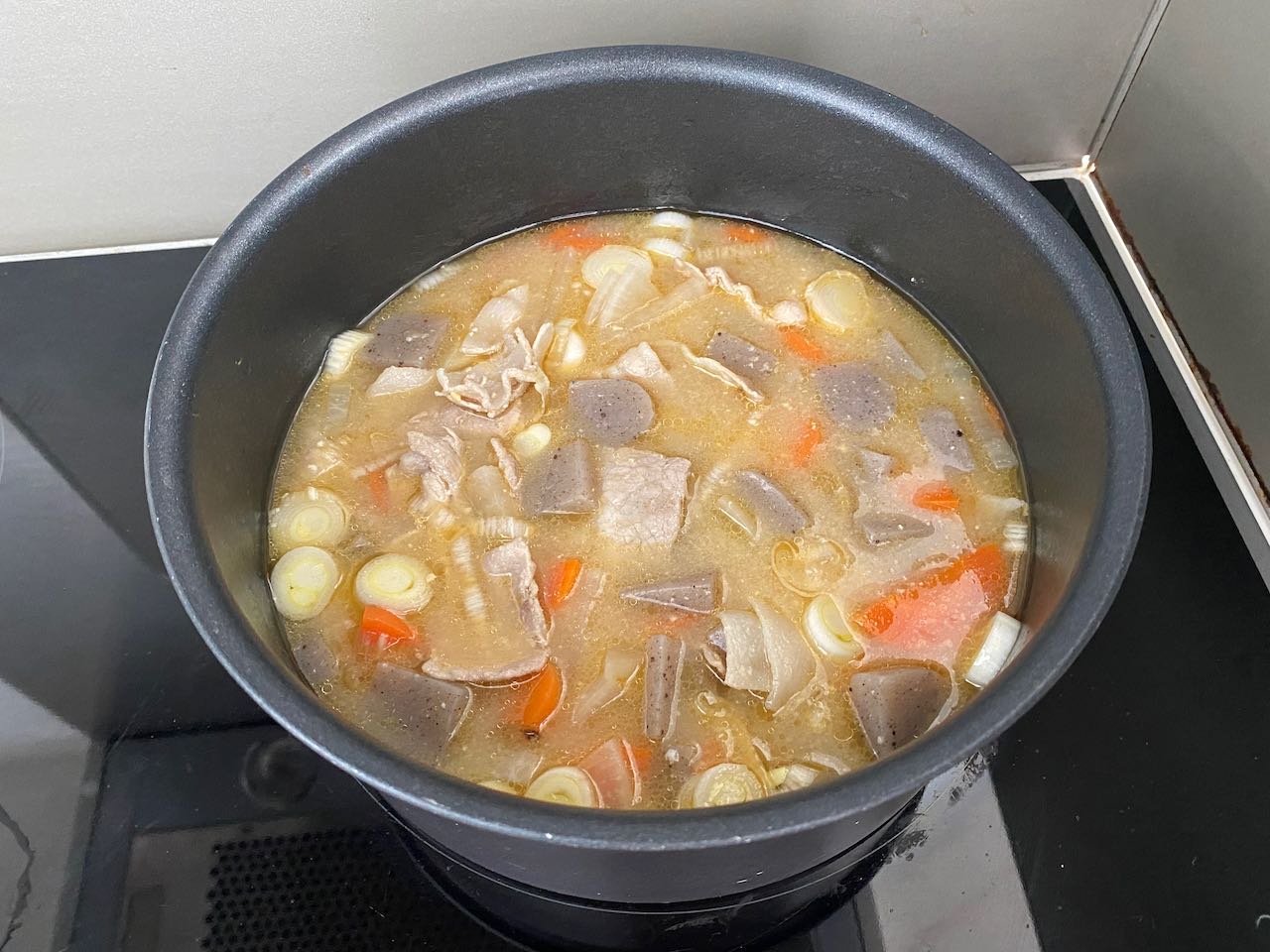 【日本煮婦】冬定番「豚汁」（豬肉味噌湯）怎麼做？ | wu-channel 東京私手帖